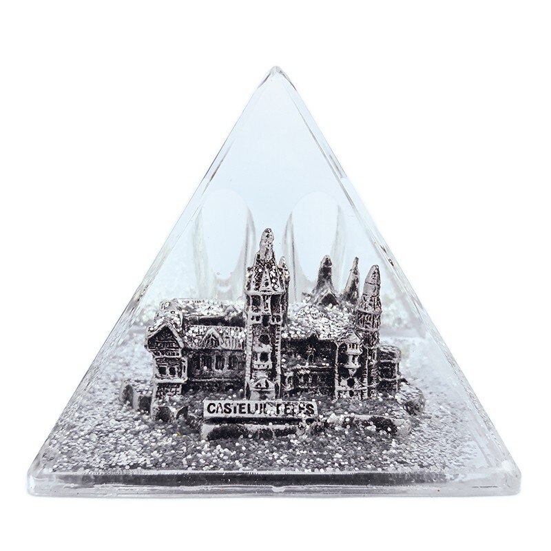 Piramida din plastic, cu lichid, cu Castelul Peles, alb, 8x8 cm - eMAG.ro