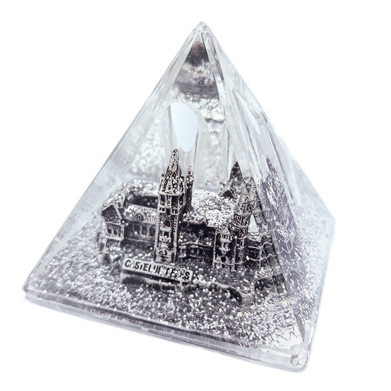 Piramida din plastic, cu lichid, cu Castelul Peles, alb, 8x8 cm - eMAG.ro