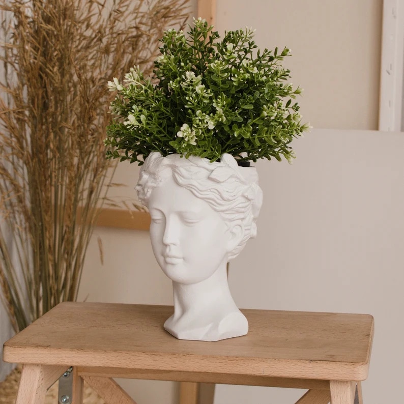 Vaza din ceramica decorativa, statuie cu flori, forma de cap grec ...