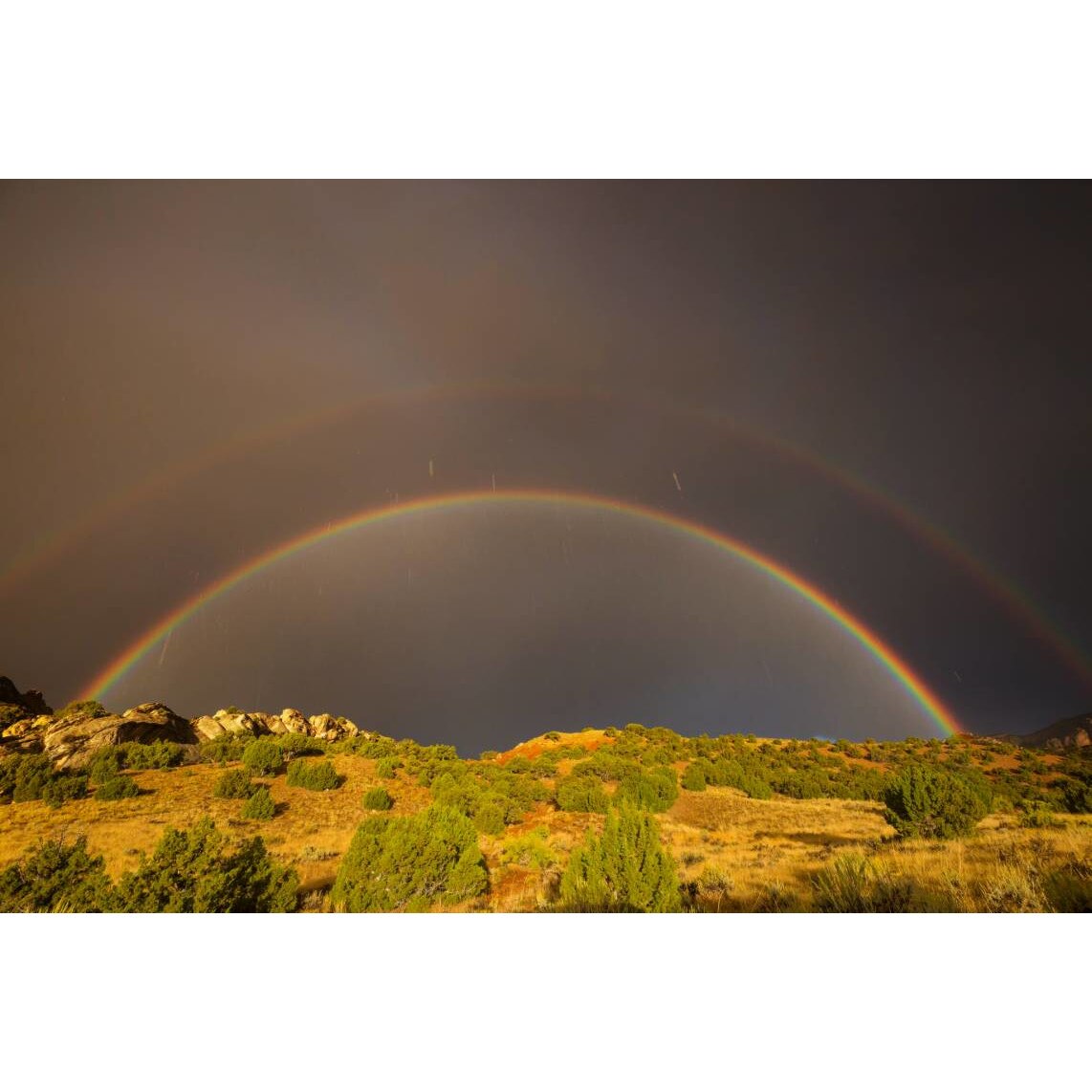 Sticker perete - Curcubeul Luminos Si Cerul Innorat, 100x70 cm - eMAG.ro