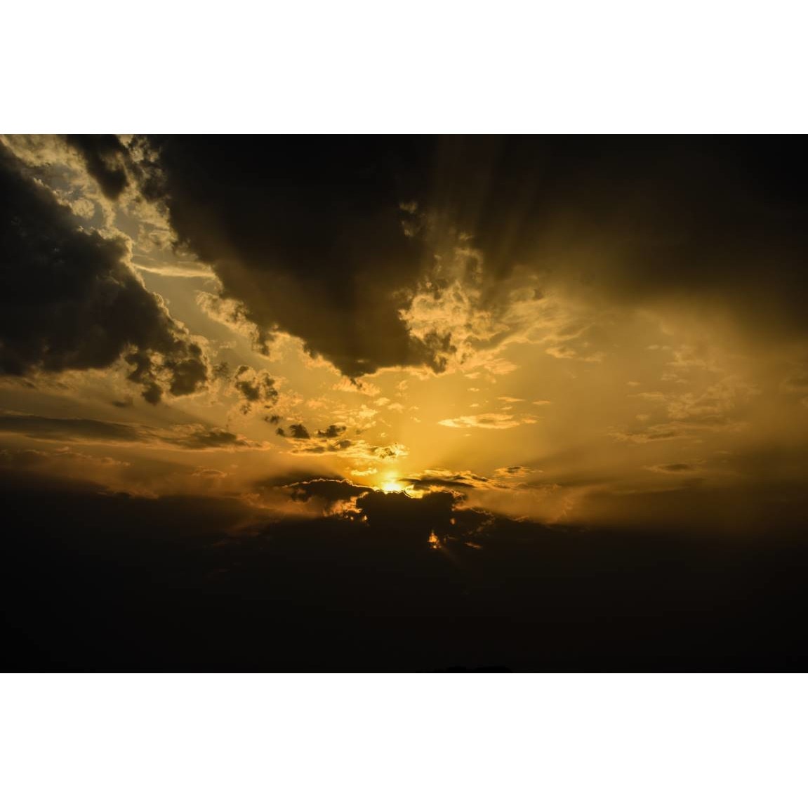 Sticker perete - Norii Acopera Soarele La Apus, 100x70 cm - eMAG.ro