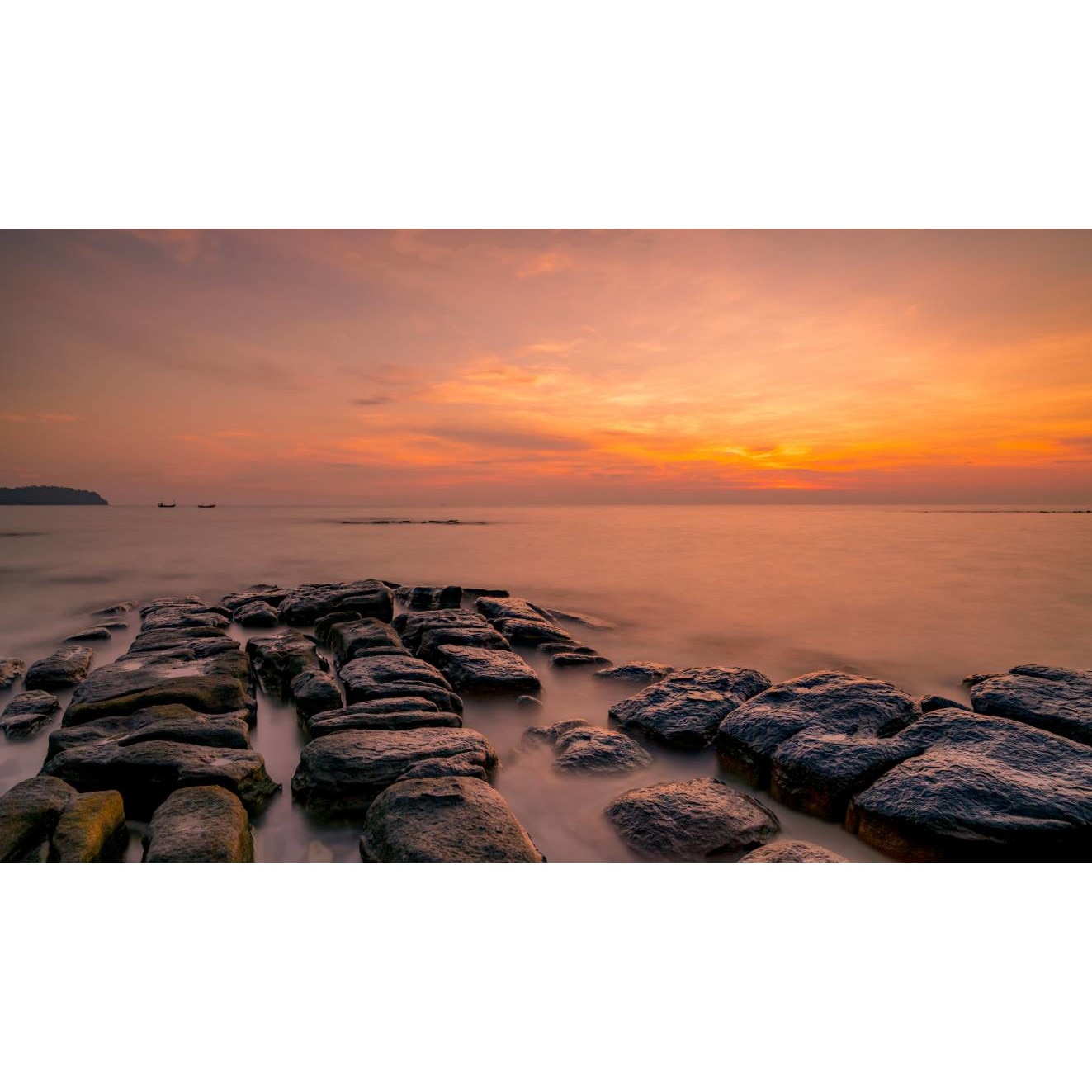 Sticker perete - Pietrele In Apa La Apus, 75x110 cm - eMAG.ro