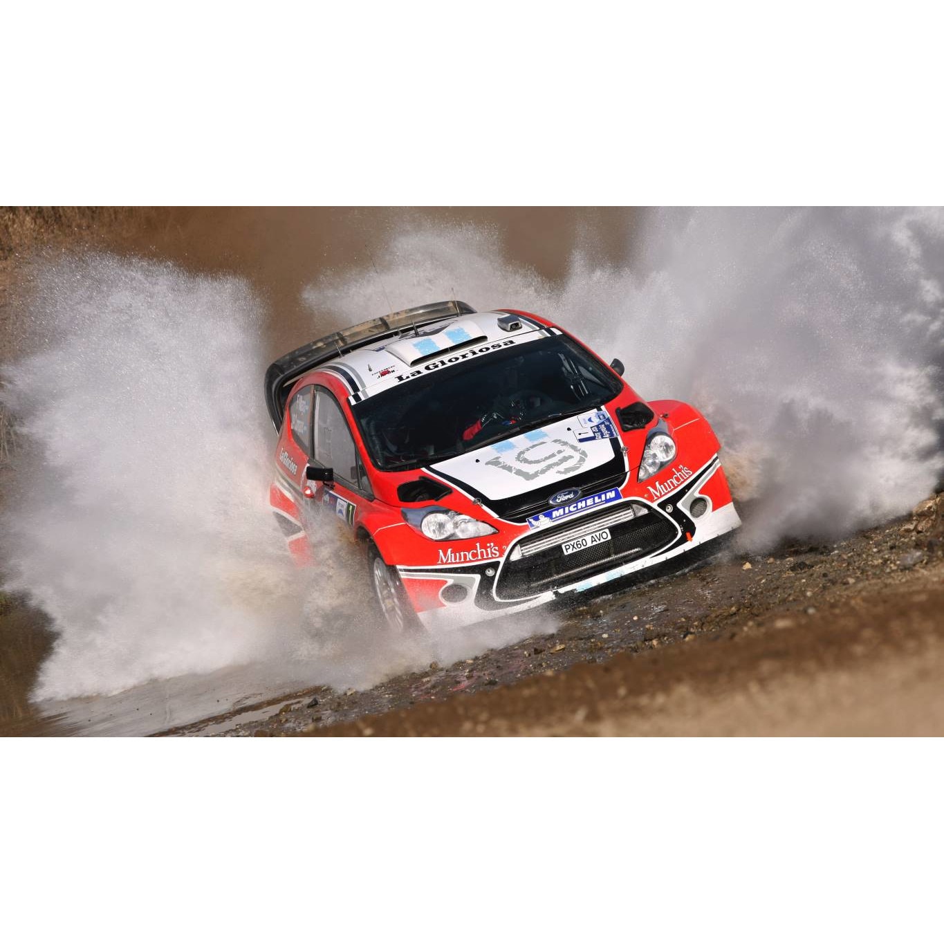 Sticker perete - Masina Raliu Prin Apa, 70x120 cm - eMAG.ro