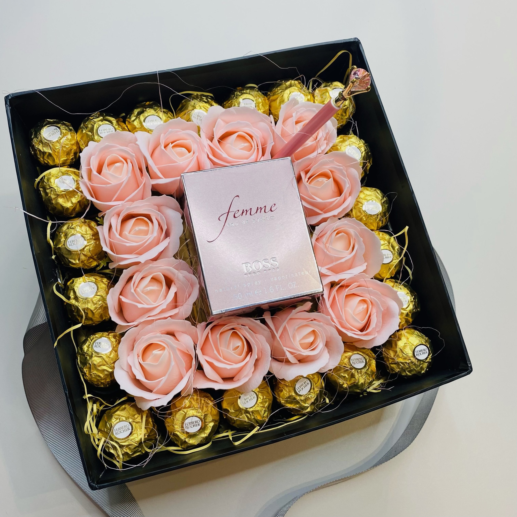 Подаръчна кутия Chocobox, за жени, парфюм Guess Seductive 50 ml ...