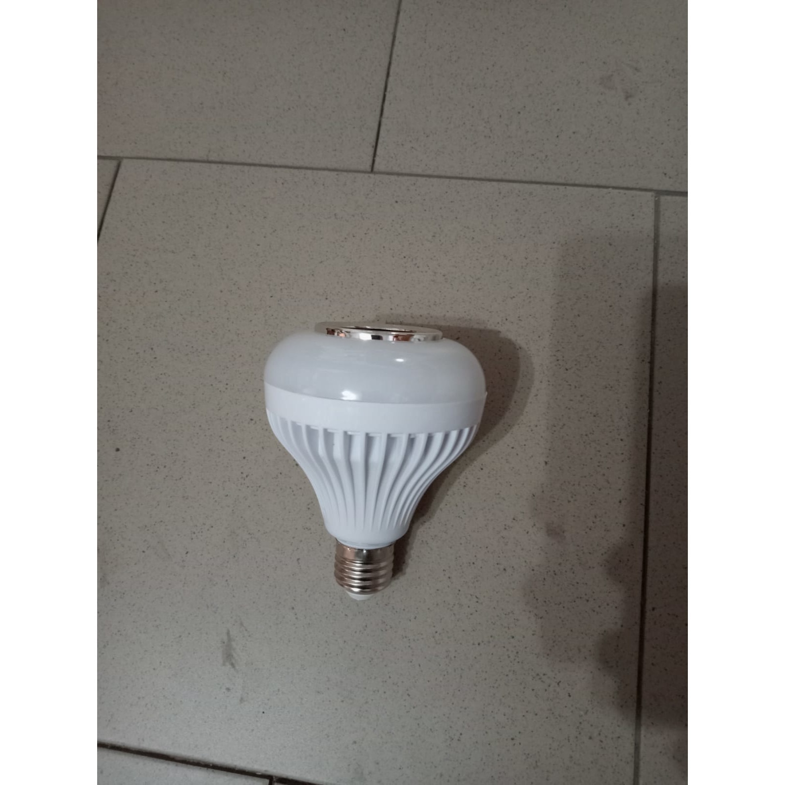 Bec led RGB cu difuzor si telecomanda 12W - eMAG.ro
