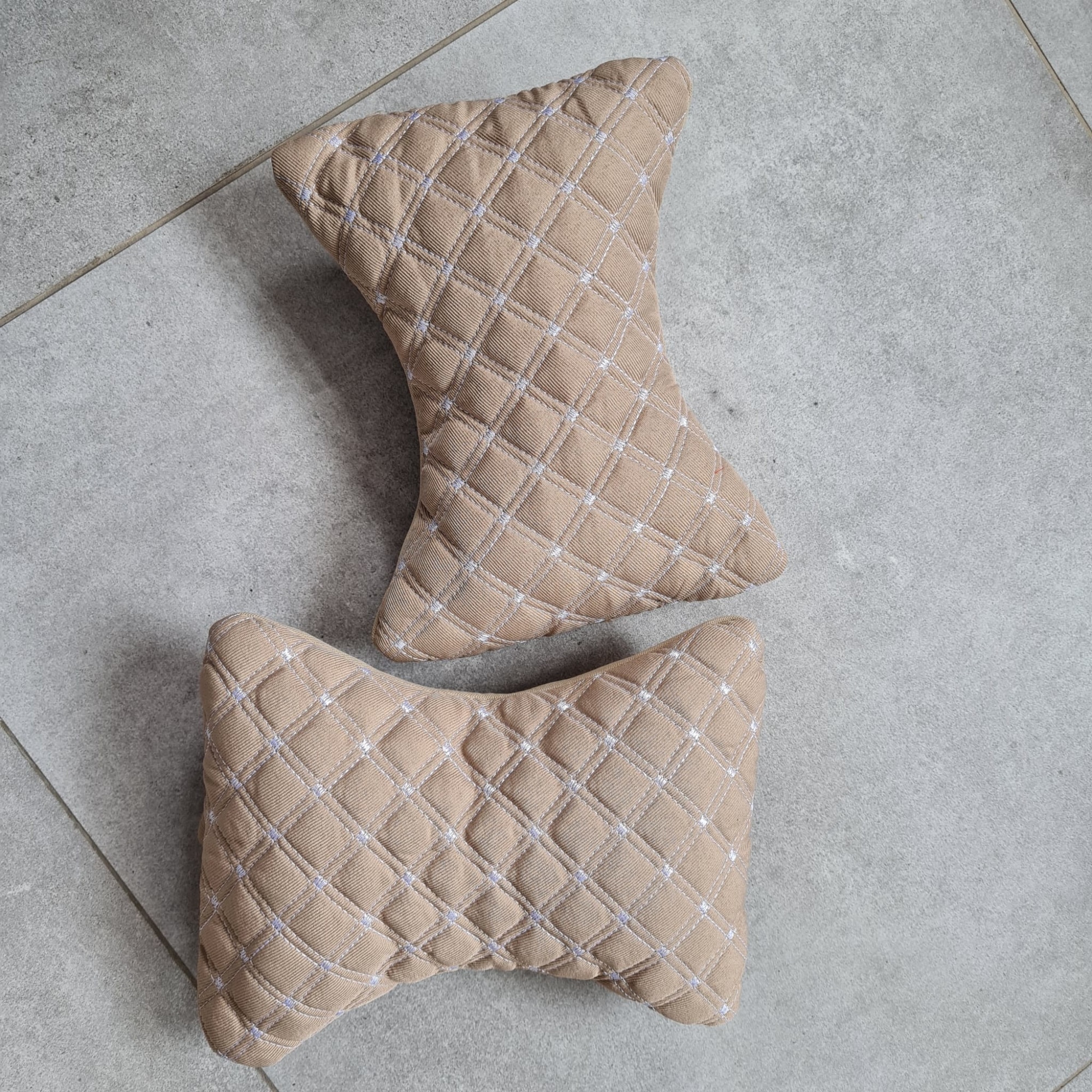 Set 2 Pernute tetiere auto, material textil, cusaturi diamond, beige ...