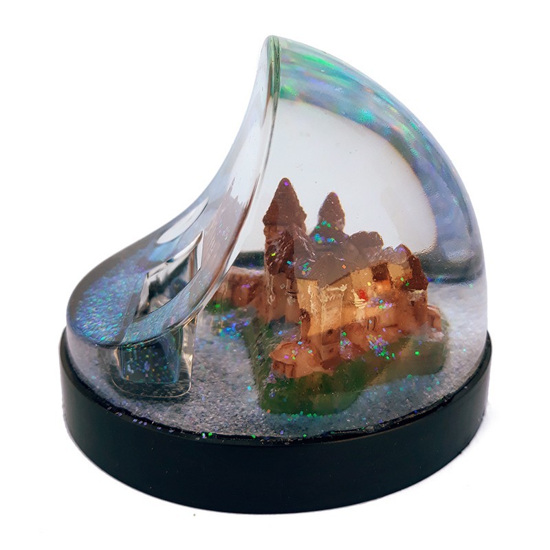 Glob din plastic cu lichid si sclipici, in interior avand macheta ...