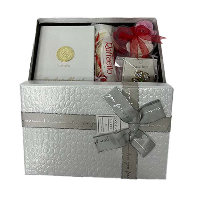 Set cadou Glamour pentru femei, Parfum Opulent Musk 100ml, Praline ...