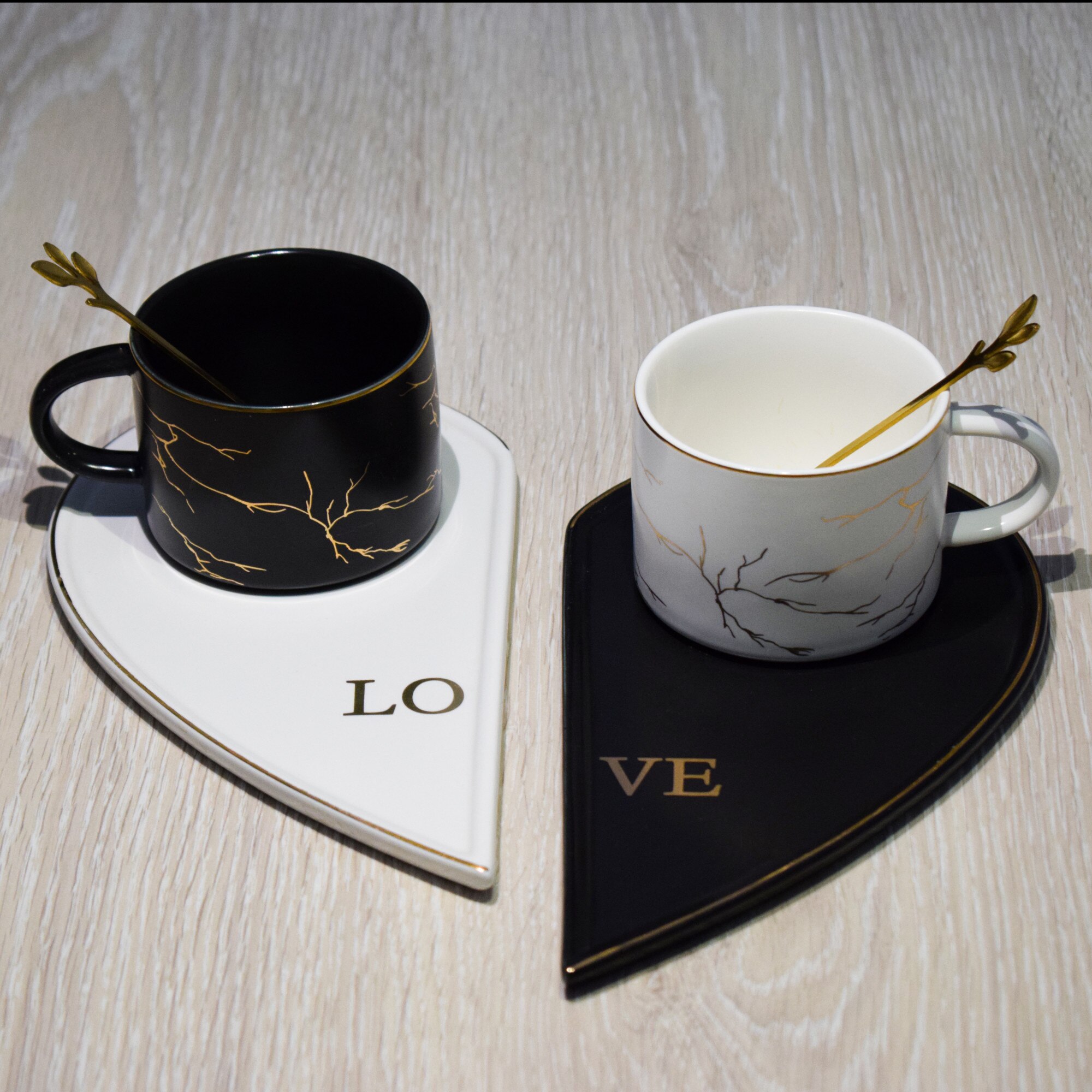 Set cesti cafea cu farfurie in forma de inima, Ceramica, Alb/Negru, 200 ...