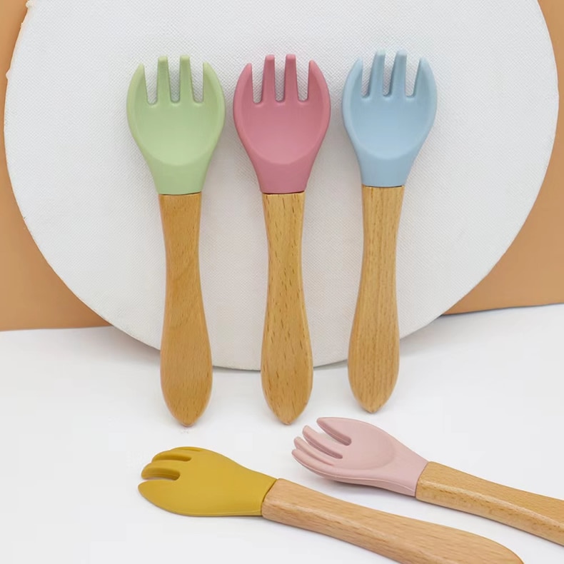 Set hranire bebe din silicon, iYAiYO, 1 baveta, 1 farfurie compartimentata, 1 bol cu ventuza, 1 ...