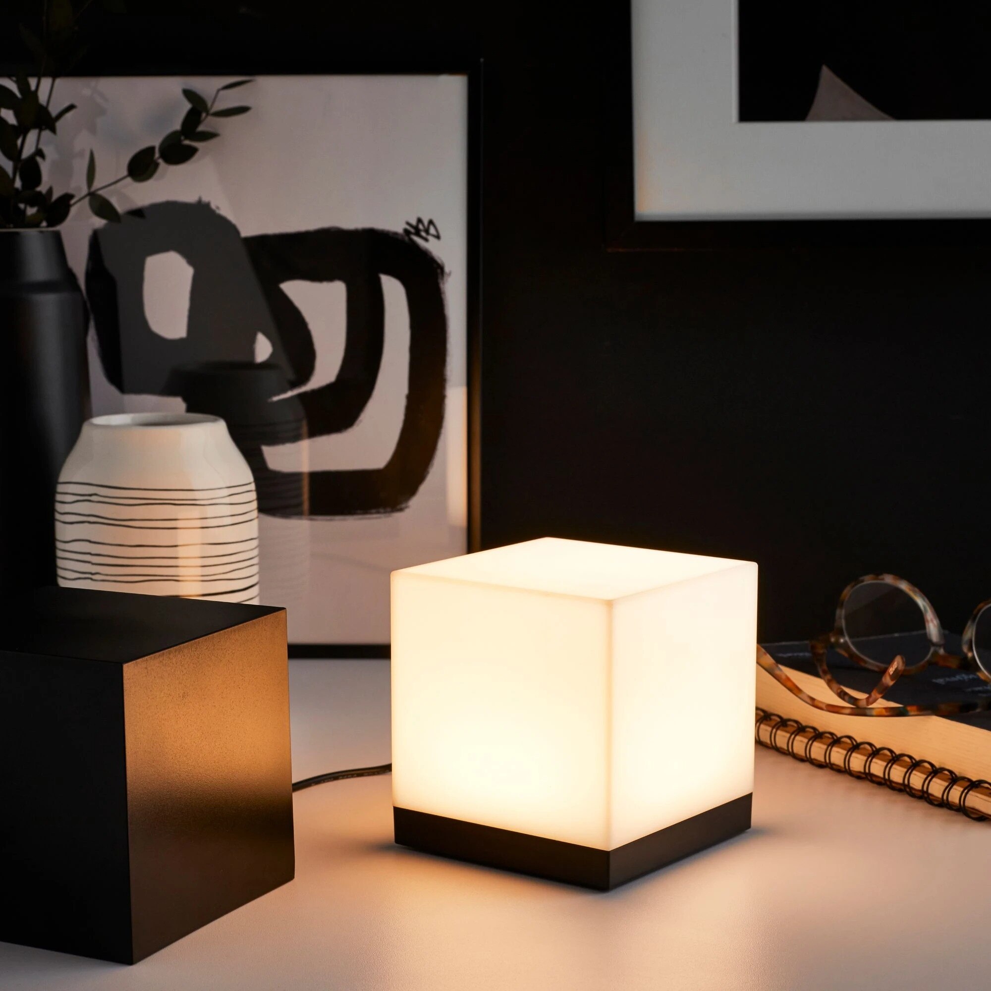 Veioza LED Mood, 390 lumeni, 3000K, neagra - eMAG.ro