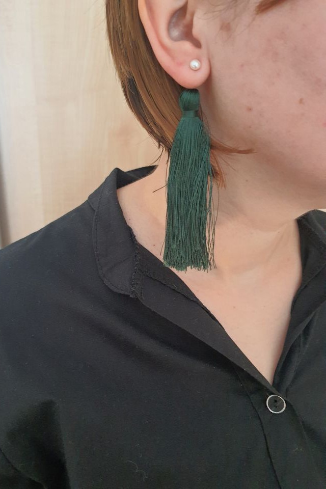 Cercei de matase verde kaki cu ciucure si perla, 9 cm lungime - eMAG.ro