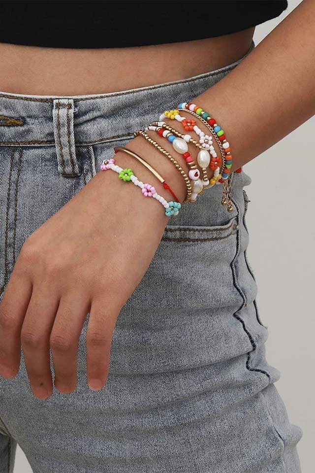 Set 8 bratari colorate, lantisoare, margelute, floricele, inimioare si ...