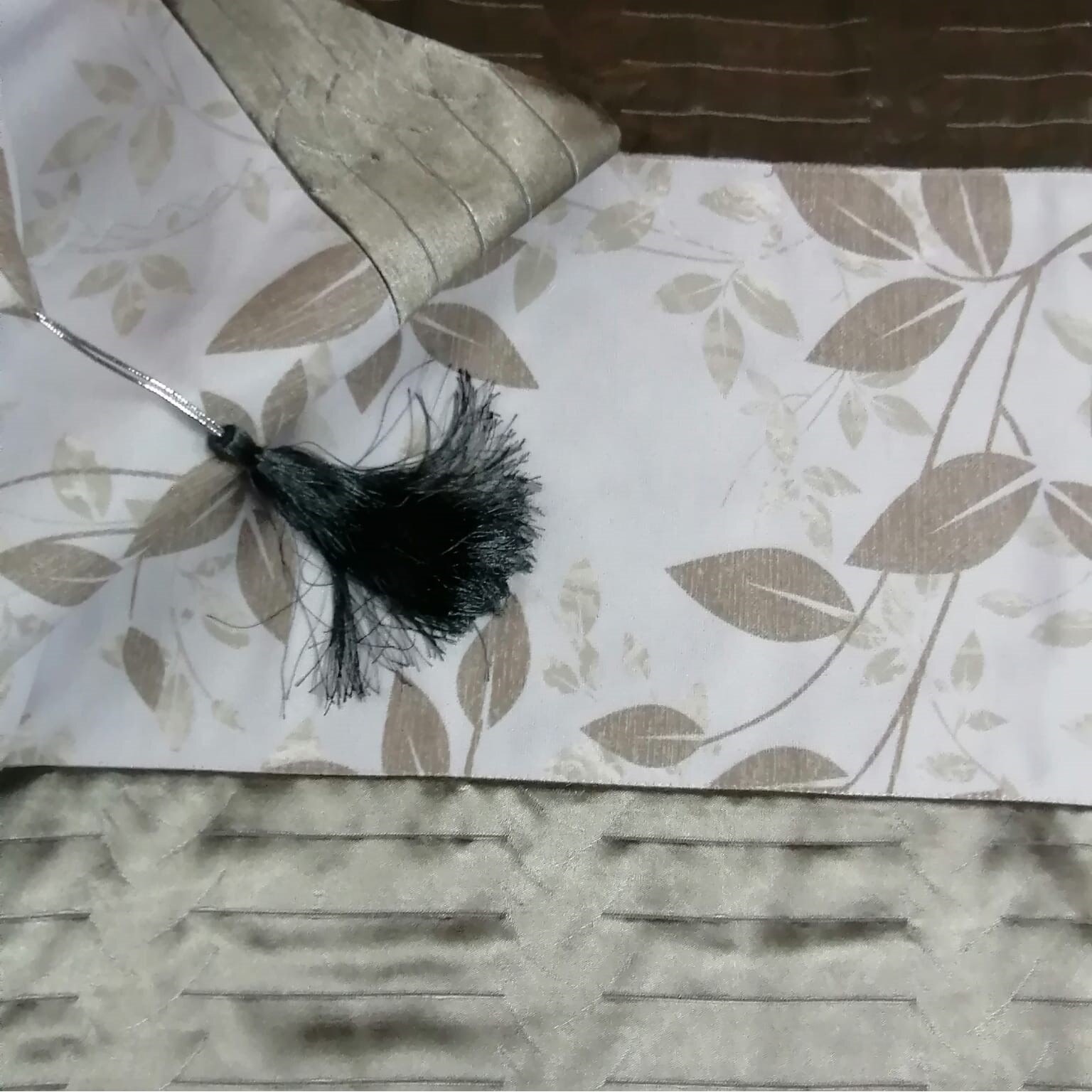 Traversa de masa Casa Bucuriei, model Festiv, bej argintiu, 40 cm x 140 ...