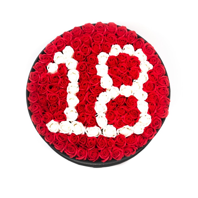 Aranjament floral personalizat cu numere, cutie rotunda neagra cu 75 trandafiri de sapun, Velve ...