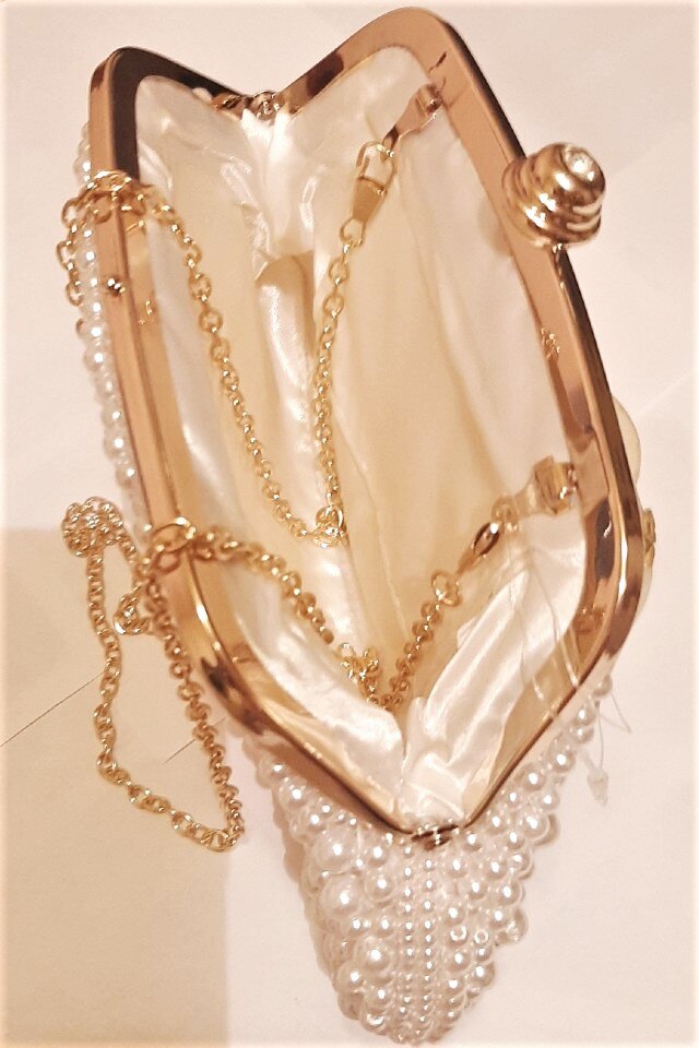 Poseta dama eleganta alba cu perlute sintetice, cu lantisor si buton de ...