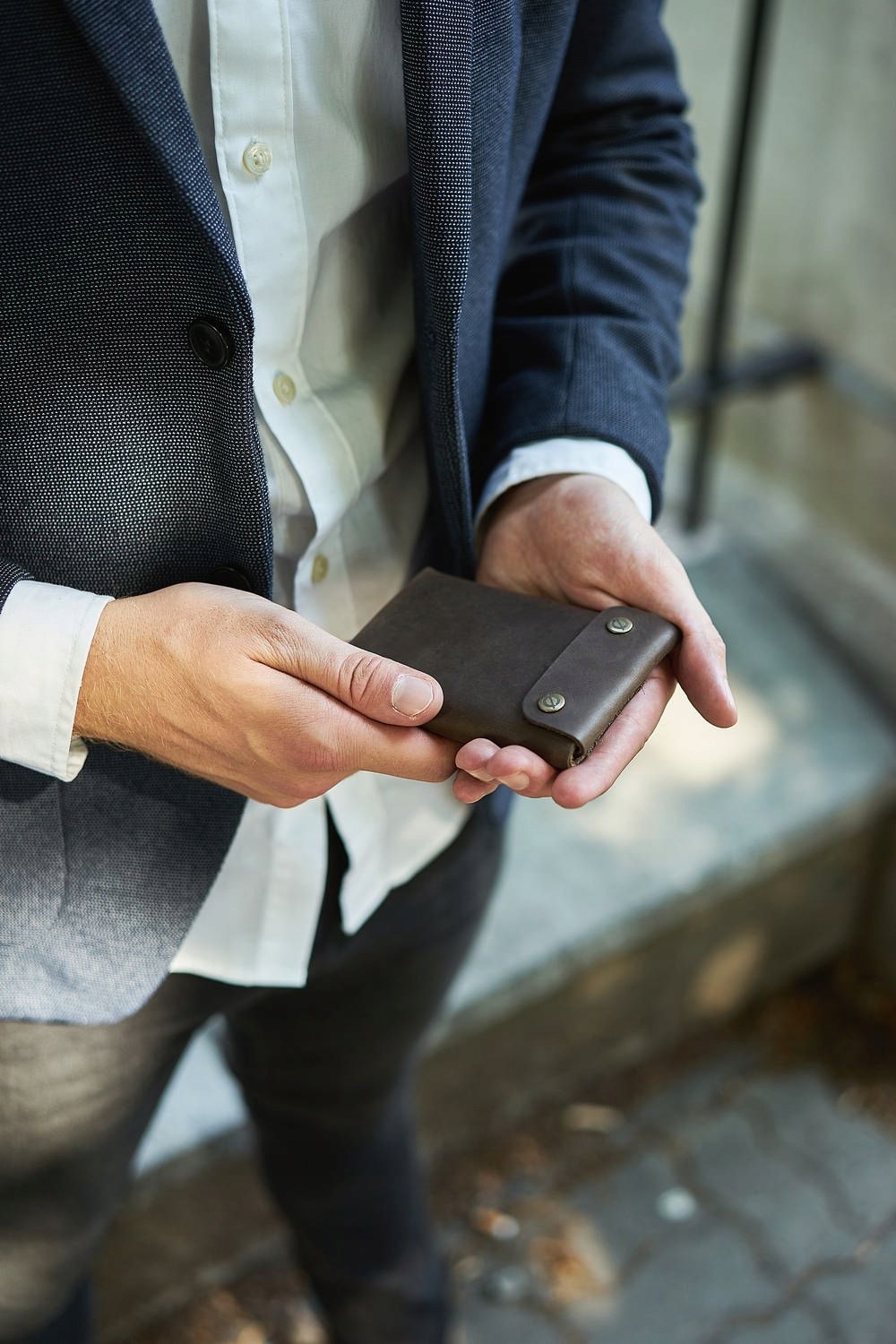 Port card barbati Brodrene, Piele naturala, 8.5x12.5 cm, Maro inchis ...