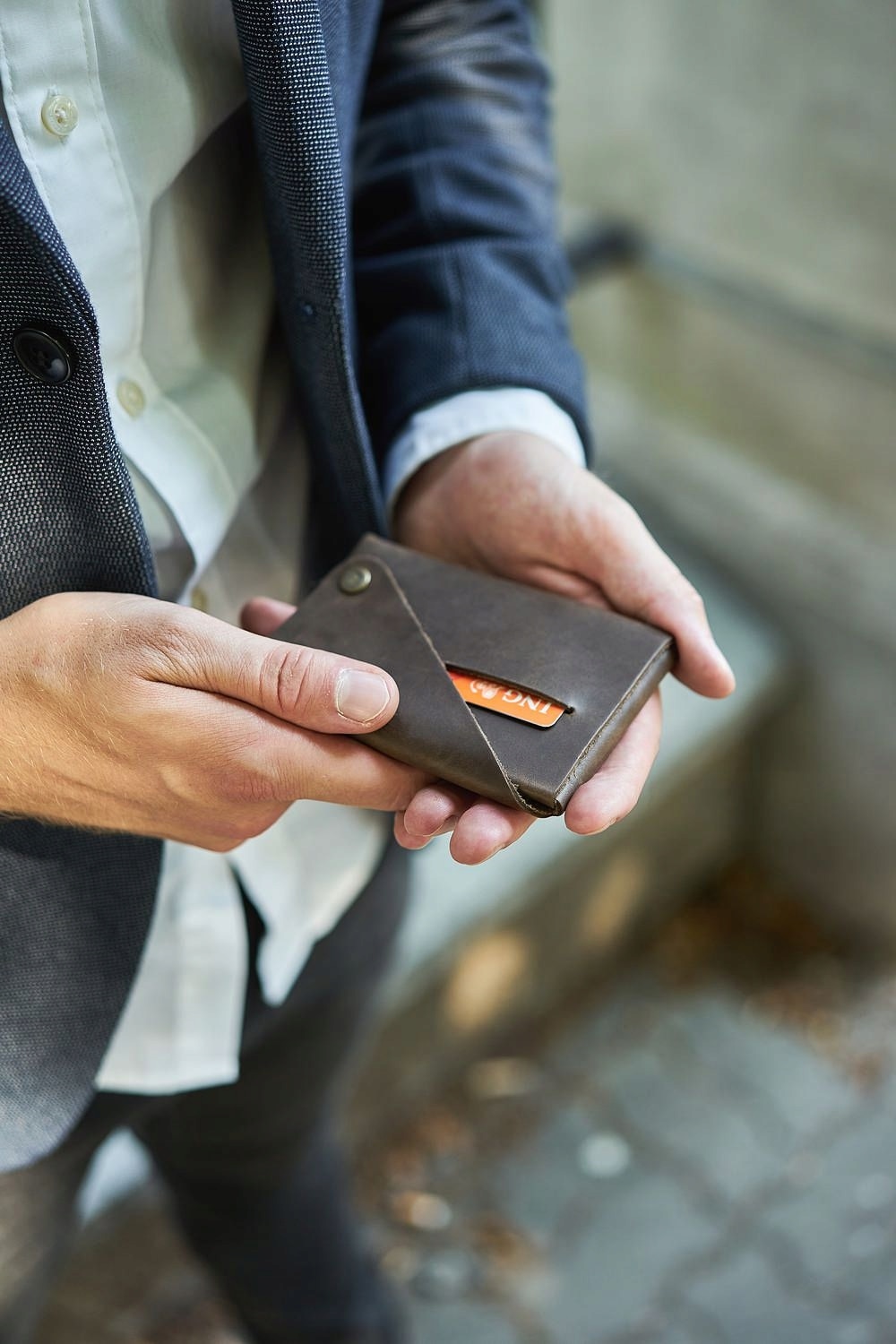 Port card barbati Brodrene, Piele naturala, 8.5x12.5 cm, Maro inchis ...