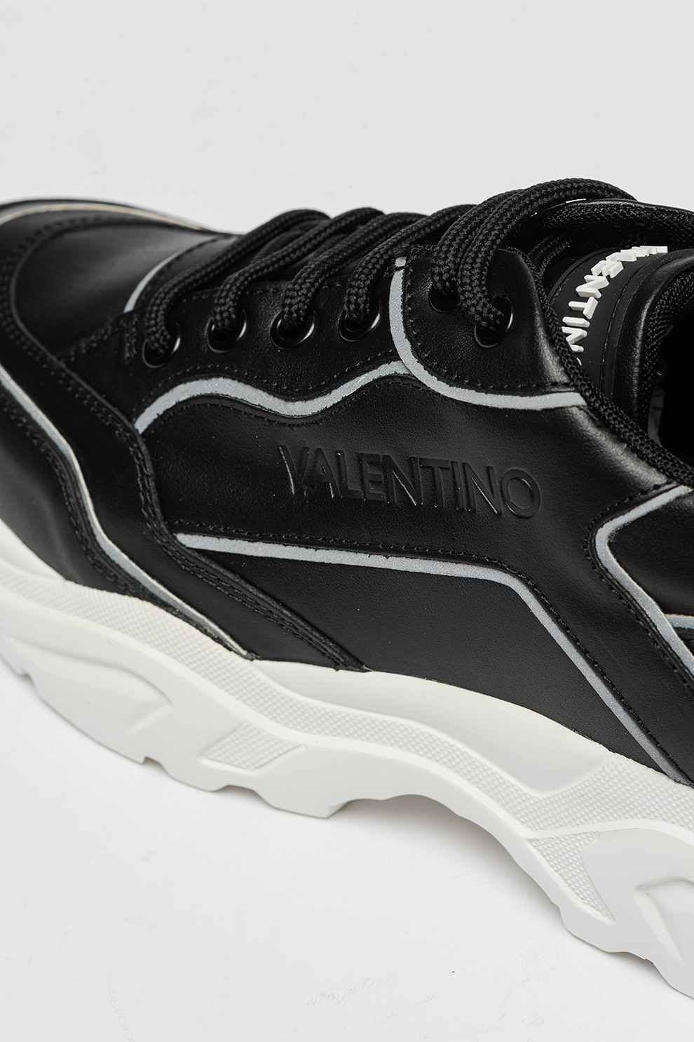 Valentino, Pantofi sport din piele cu detaliu cu logo in relief, Negru ...