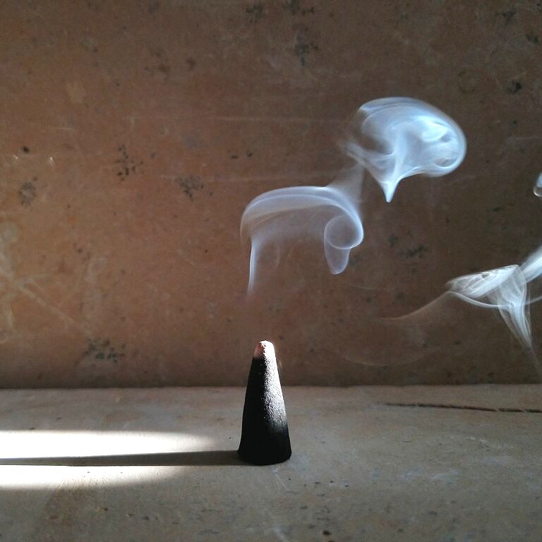 Set conuri parfumate Flori Armonioase 4 buc, suport si con Palo Santo ...