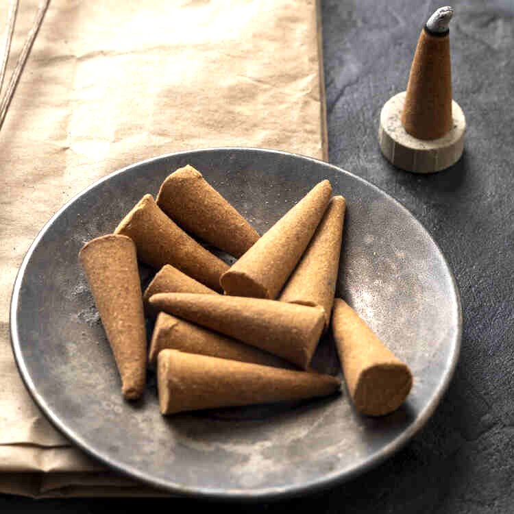 Set conuri parfumate Flori Armonioase 4 buc, suport si con Palo Santo ...