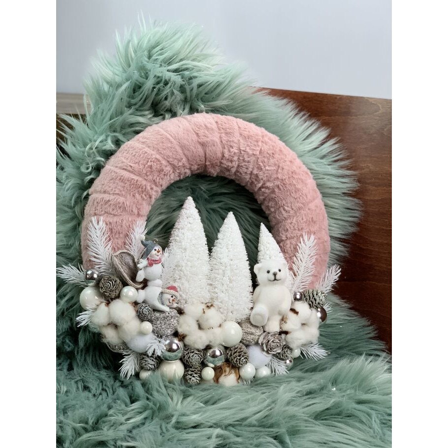 Coronita de iarna cu blanita roz, bumbac, globulete si figurine ...