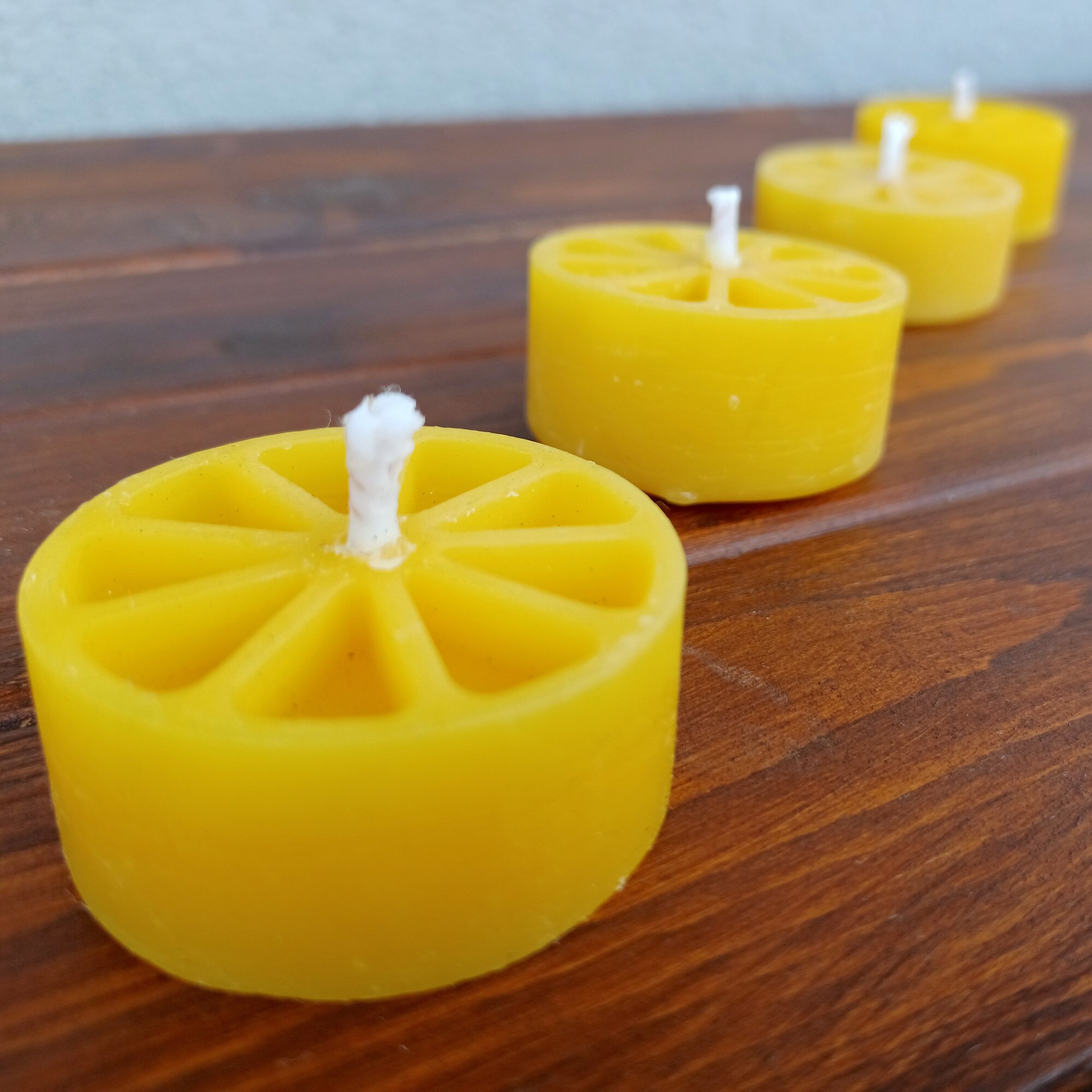 Set 4 Lumanari din ceara naturala de albine in forma de lamaie ...