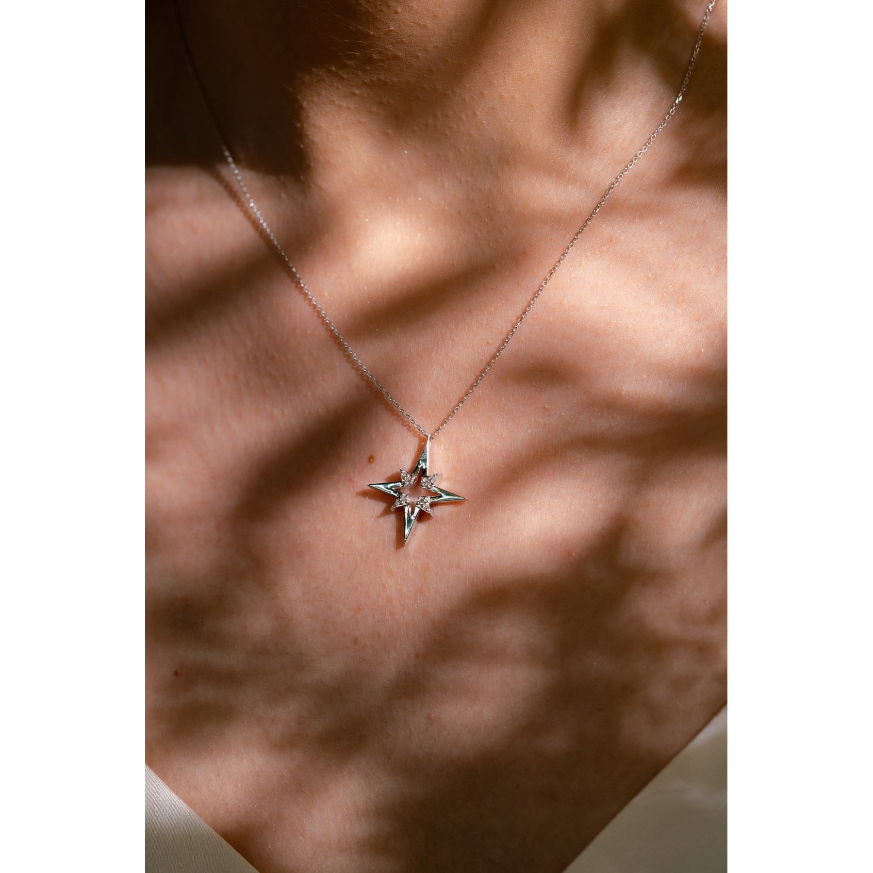 Colier din aur alb 14 K, forma stea, 2.76 g, diamante 0.06 carate, 8 ...