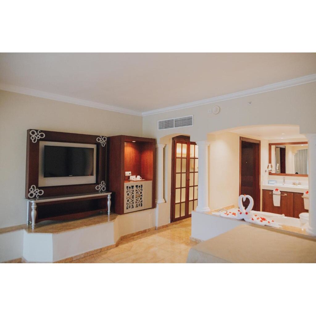 Pachet 8 Nopti cazare, Camera Junior Suite cu Jacuzzi, Majestic ...