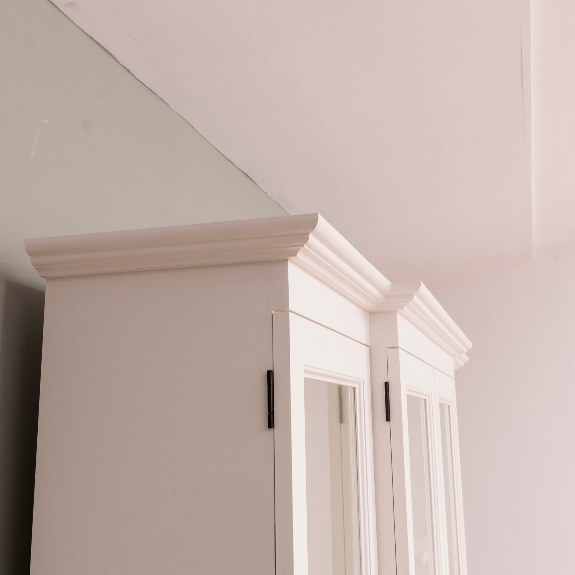 Biblioteca cu 8 usi si 4 sertare din MDF, vopsit, alb murdar ...