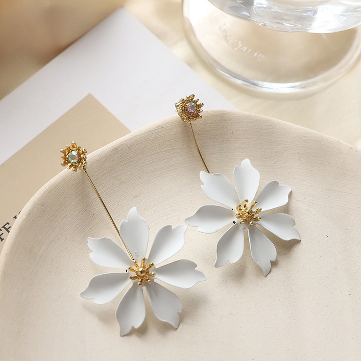 Cercei dama, model hawaian, floare alba, cristale, detaliu auriu, EFAYN ...