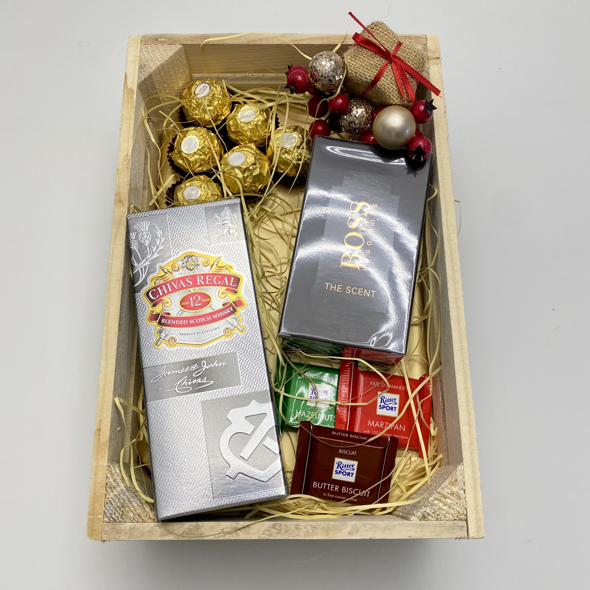 Cutie Cadou Chocobox, pentru Barbati, cu Chivas Regal, Parfum Hugo Boss ...