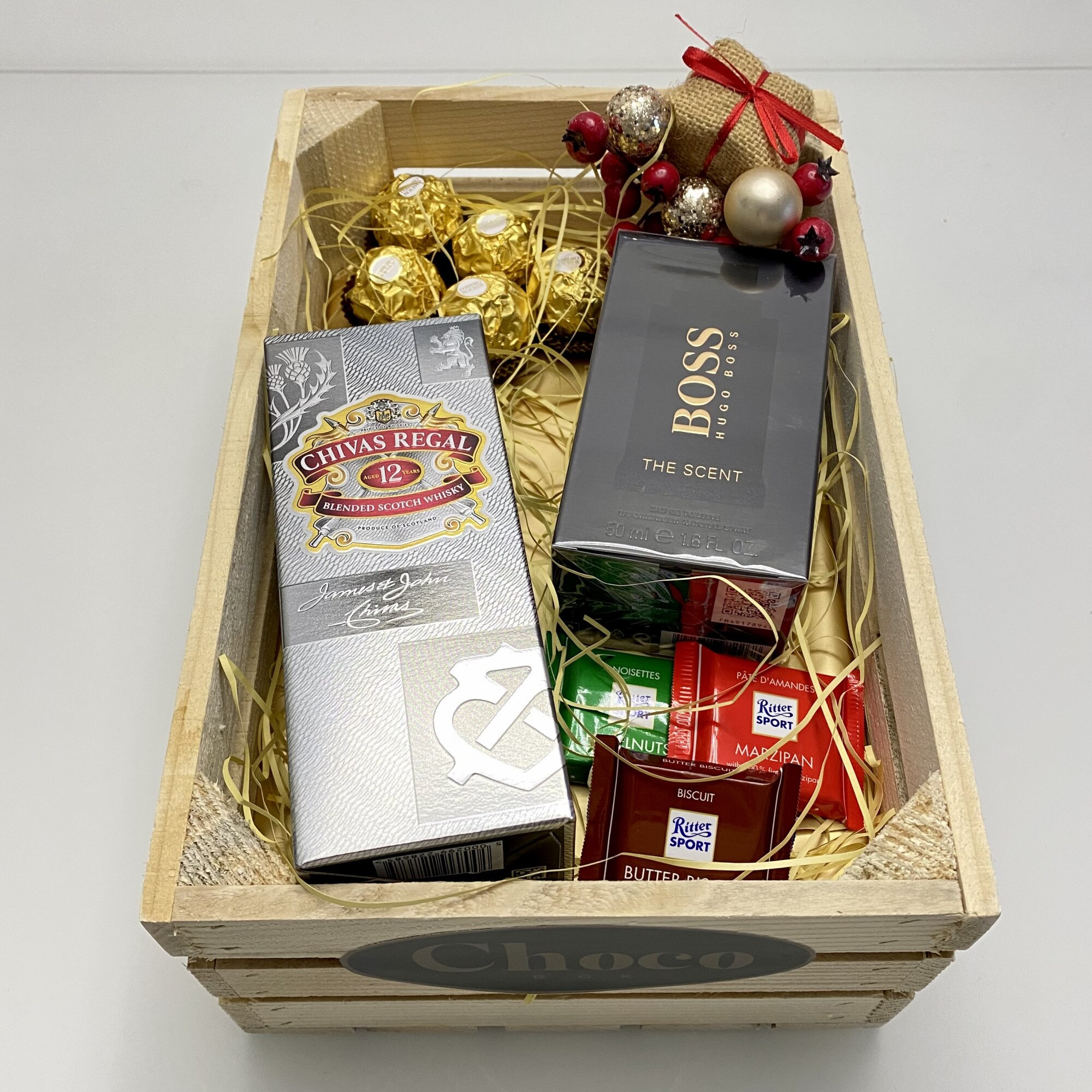 Cutie Cadou Chocobox, pentru Barbati, cu Chivas Regal, Parfum Hugo Boss ...