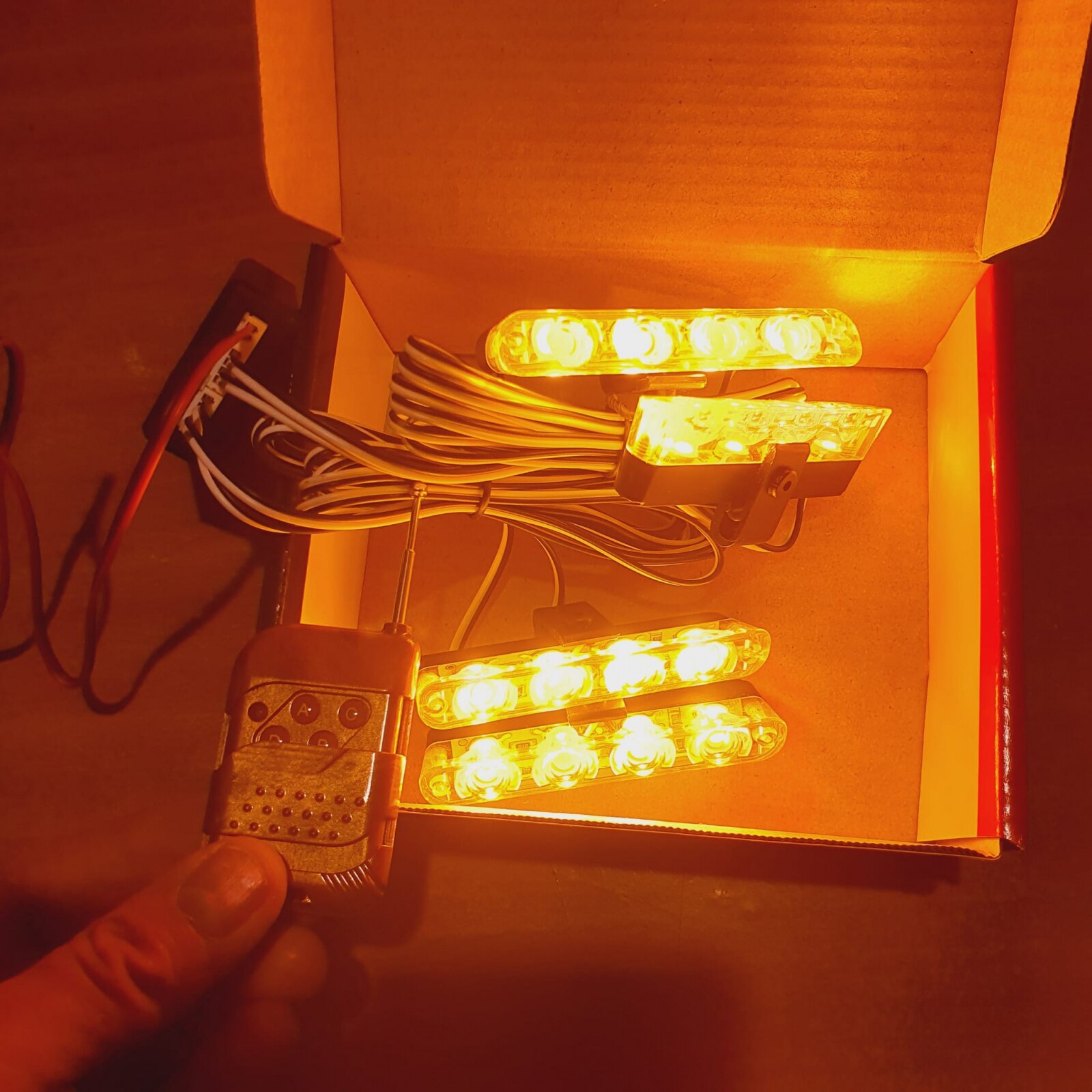 Set 4 stroboscoape cu 4 leduri, lumina Galebena si Telecomanda - eMAG.ro