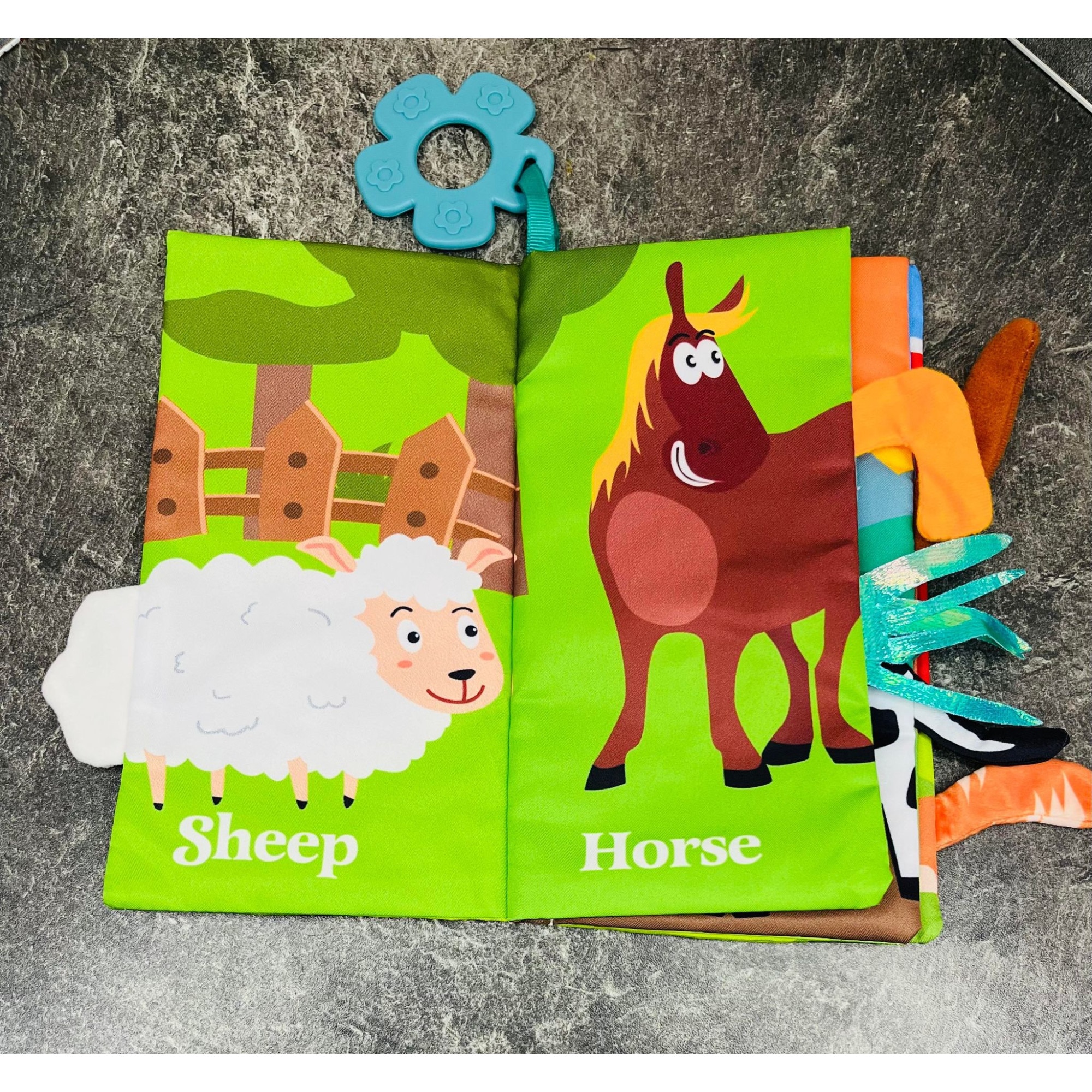 Интерактивна книжка Farm Tails, С дрънкалка за бебета, С цветни животни ...