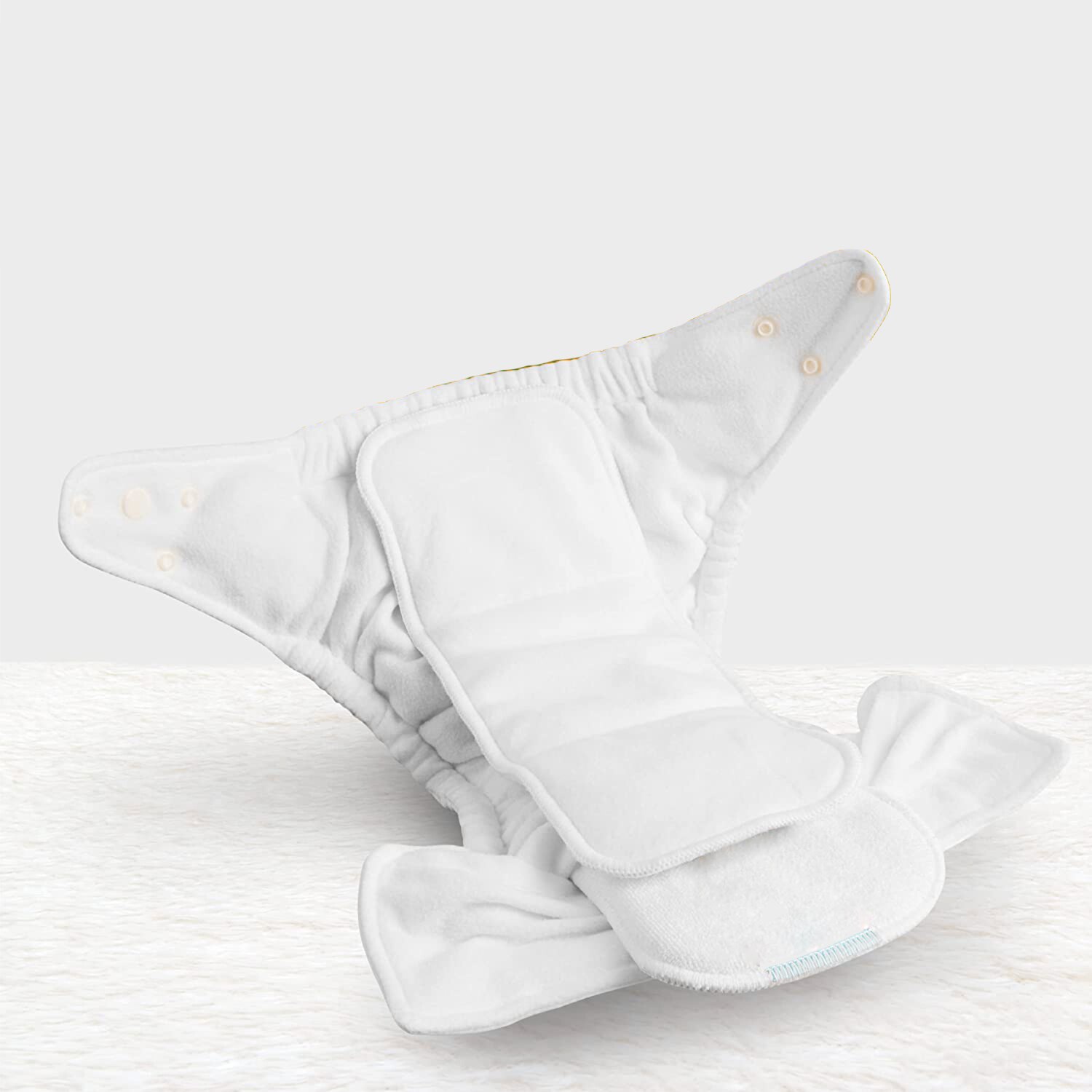 Set 4 scutece bebe, 1 saculet pentru transport si 8 insertii absorbante ...