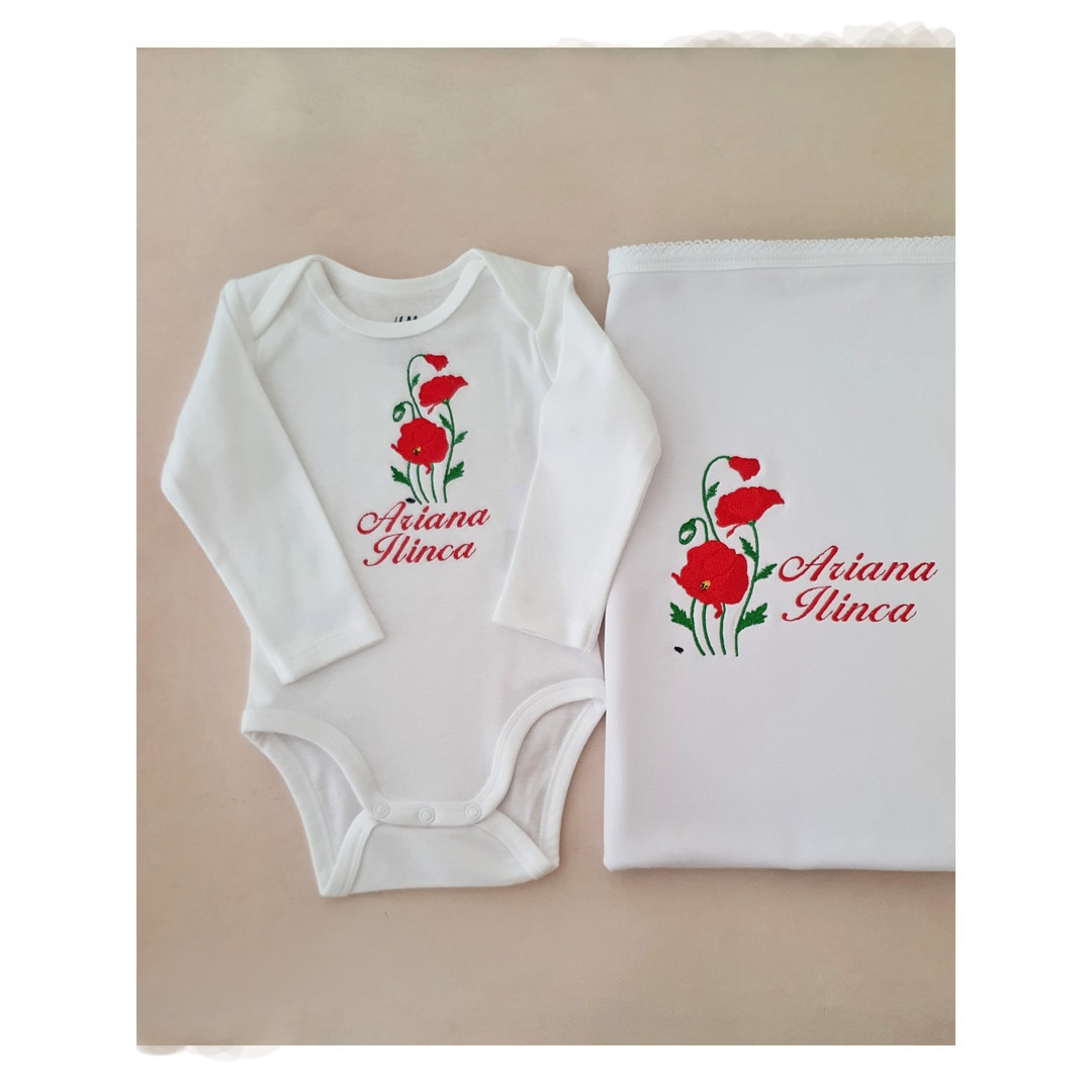 Set personalizat paturica si body, Flori de mac, alb, bumbac 100%, 68 ...