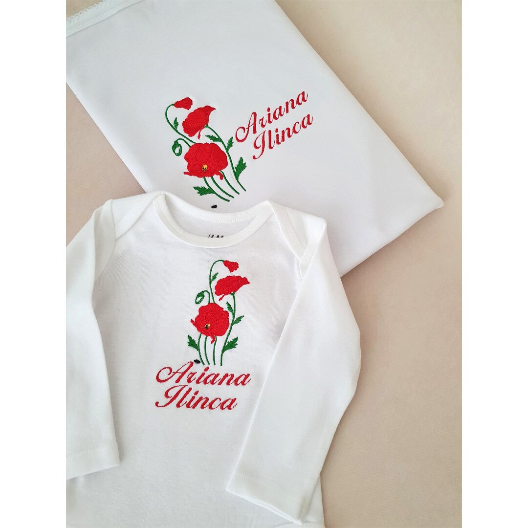 Set personalizat paturica si body, Flori de mac, alb, bumbac 100%, 68 ...