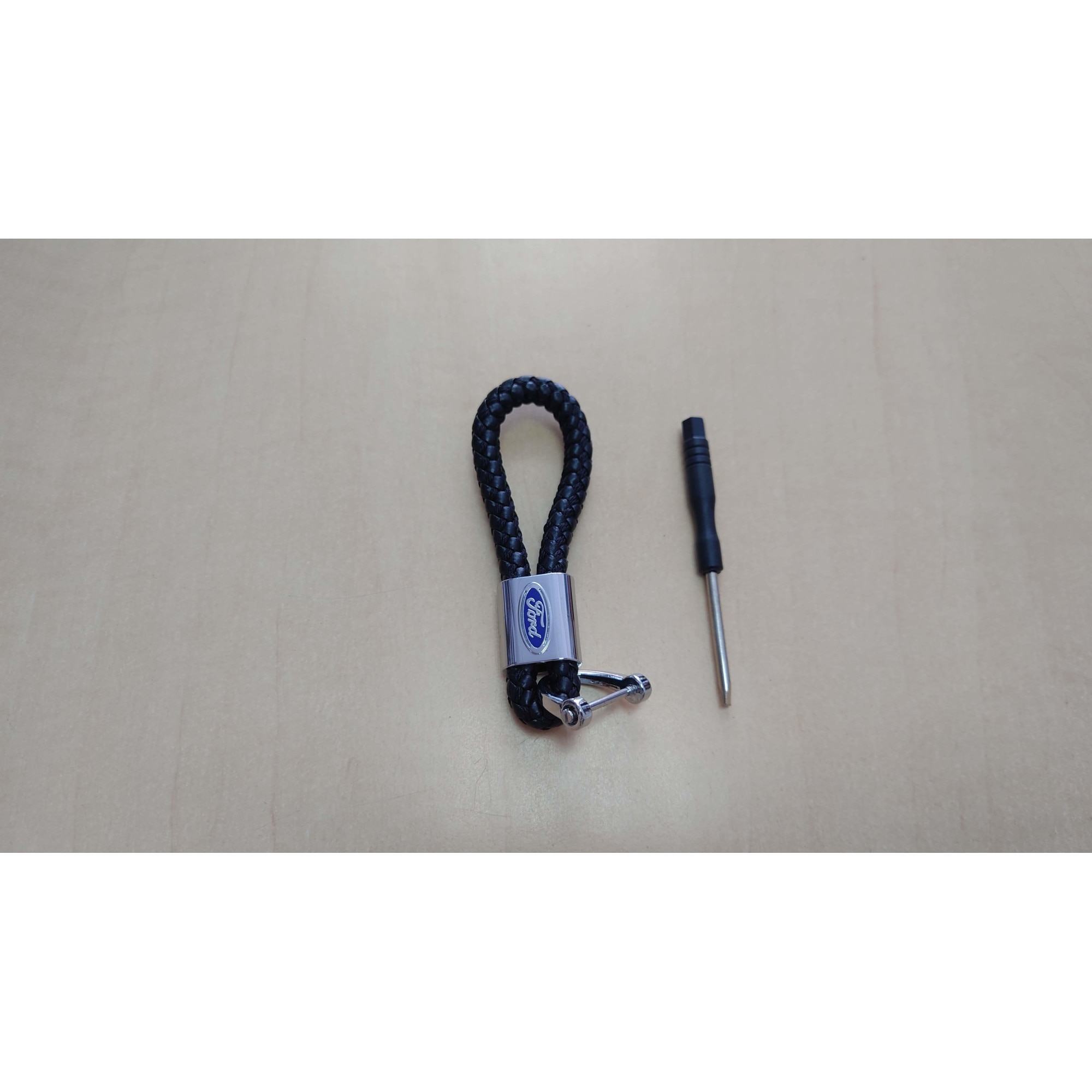 Breloc metalic cu piele impletita si sigla Ford - eMAG.ro