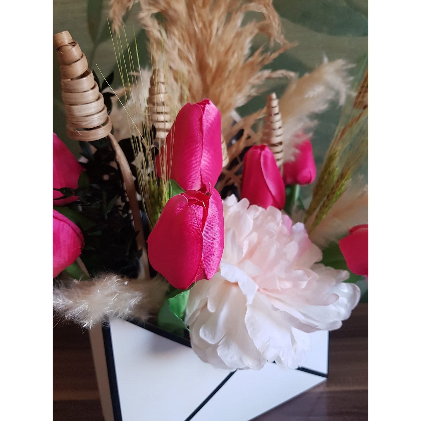 Aranjament floral, flori stabilizate uscate si artificiale, cane cone ...