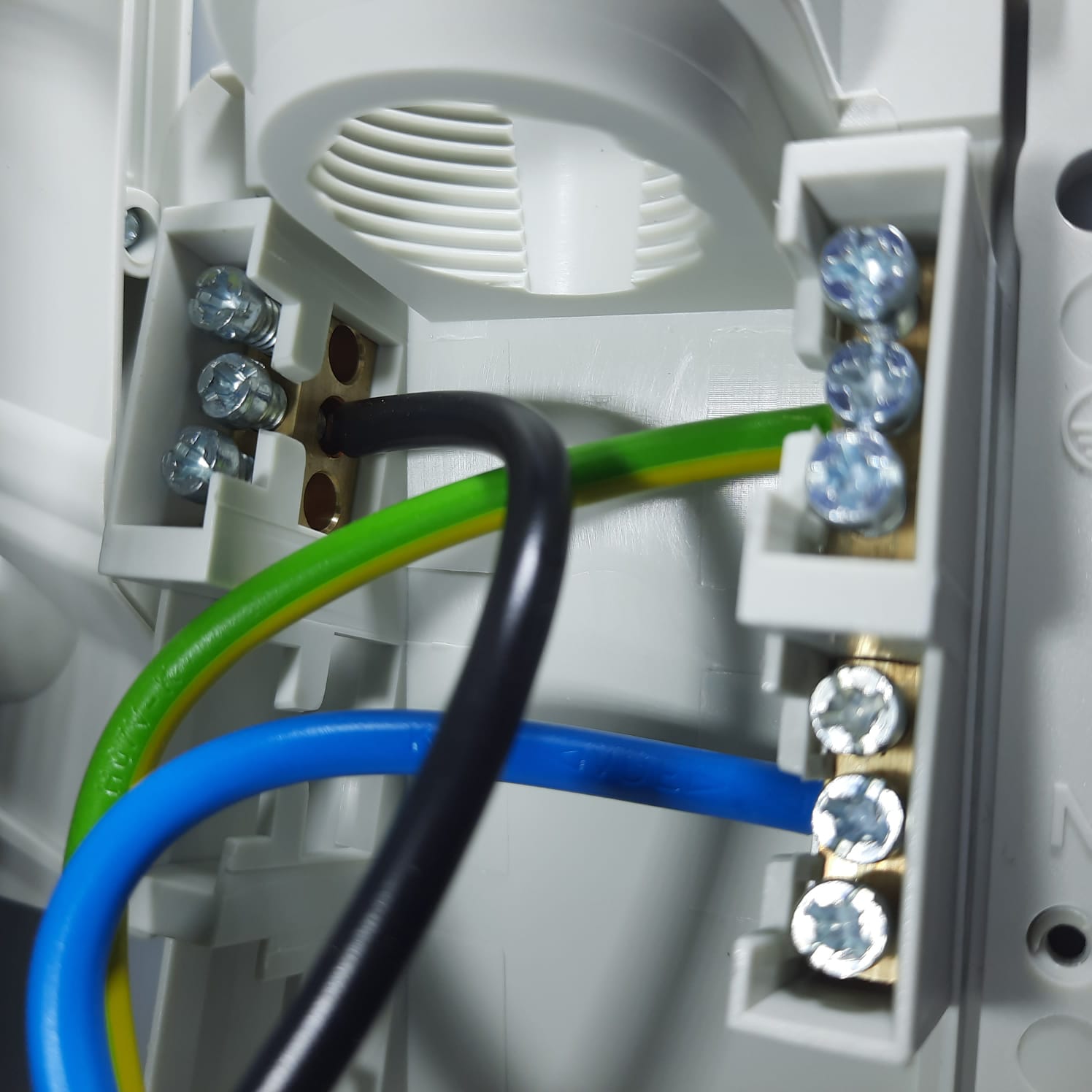 Priza trifazica aplicata 32A 3P+N+PE 5 poli 400V 6 h cu priza ...