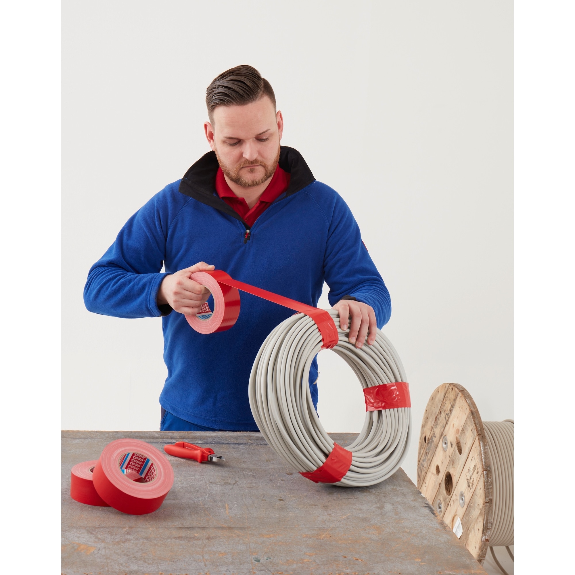 Banda adeziva tesa® Professional 4688 textila cu insertii PE, 25m x ...