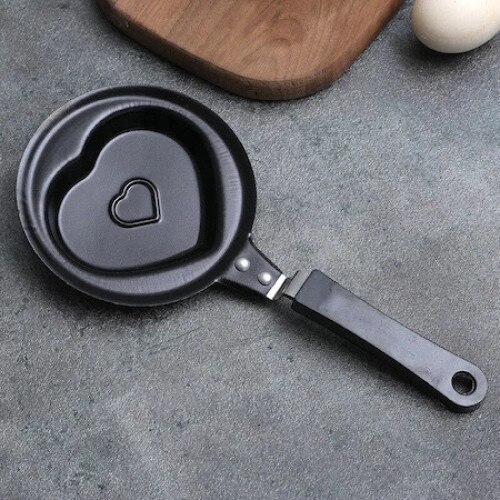 Mini tigaie din metal in forma de inima, otel carbon, cu maner din ...