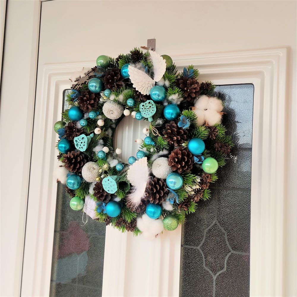 Coronita handmade pentru Craciun, unicat, multicolora, 36 cm, cu conuri ...