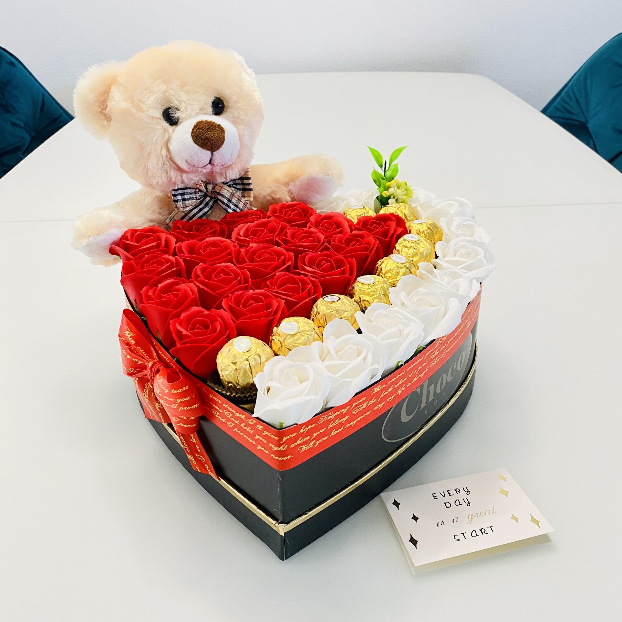 Chocobox díszdoboz, rózsák, Ferrero Rocher praliné, üdvözlőlap, medve ...