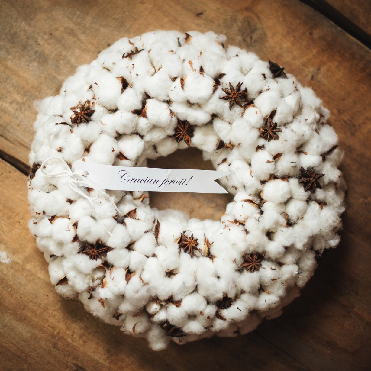 Coronita de Craciun de lux, flori din bumbac, D 35 cm, alba - eMAG.ro