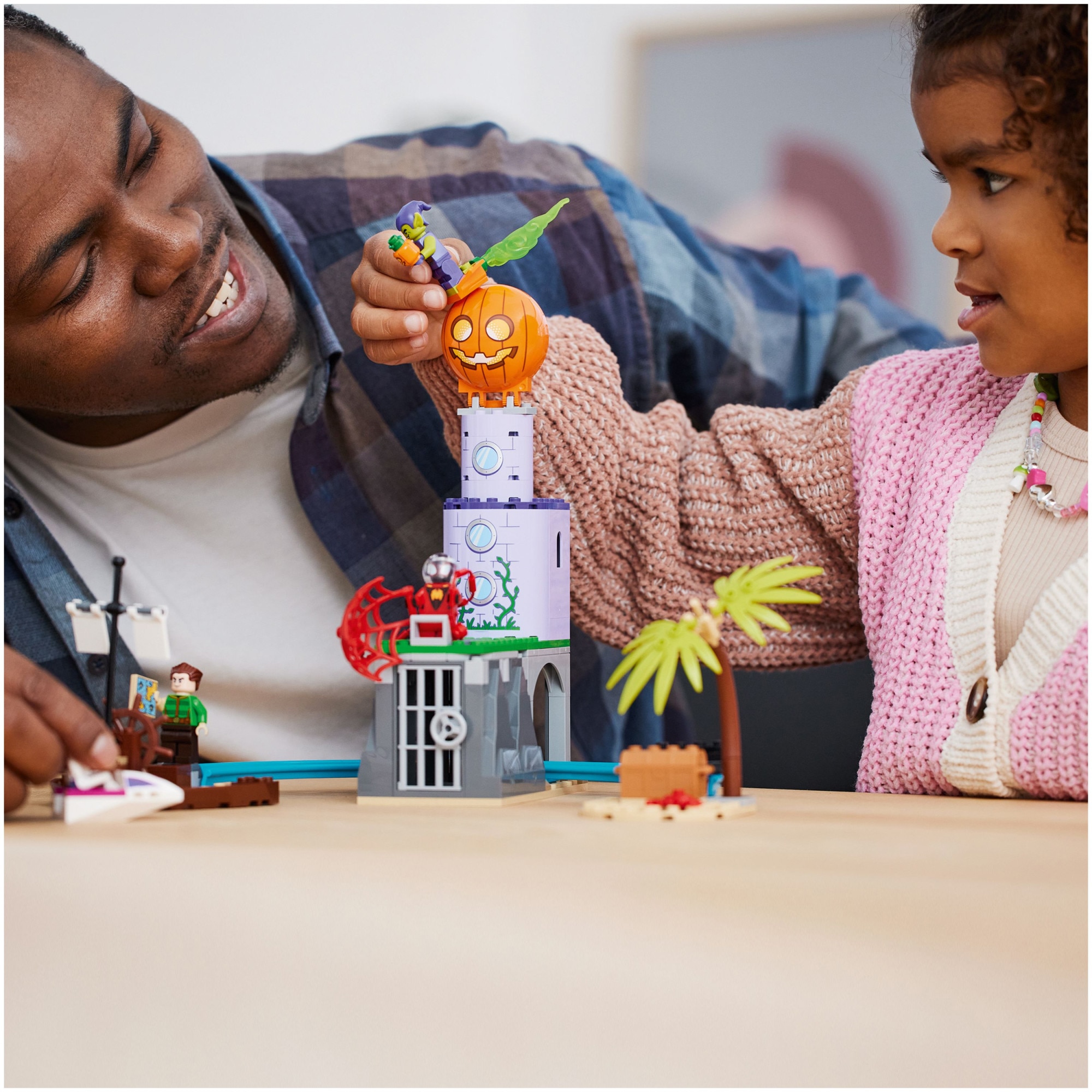 LEGO® Super Heroes - Echipa lui Spidey la farul lui Green Goblin 10790 ...