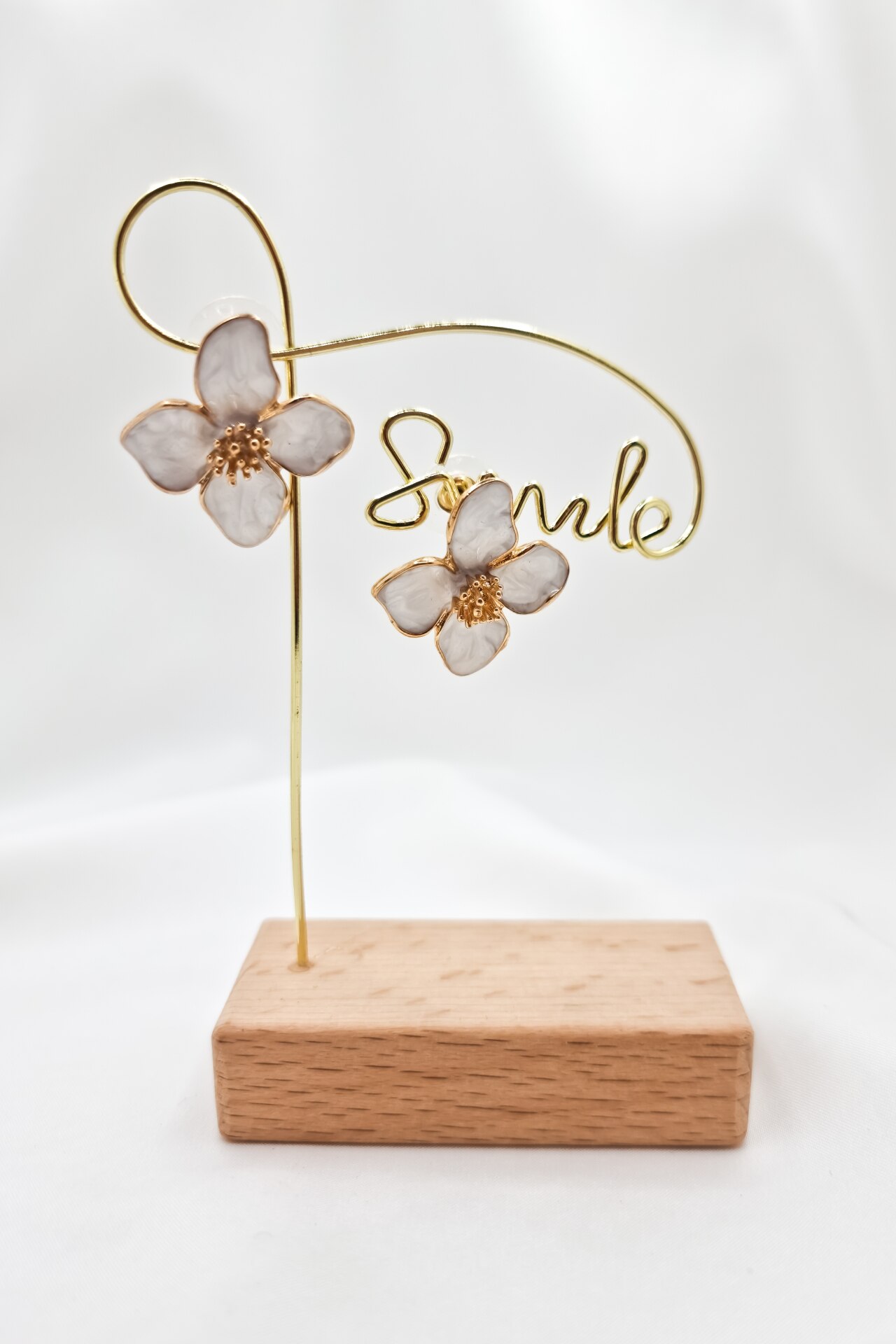 Cercei Stud ”Be celestial”, albi, efect perlat, in forma de floare ...
