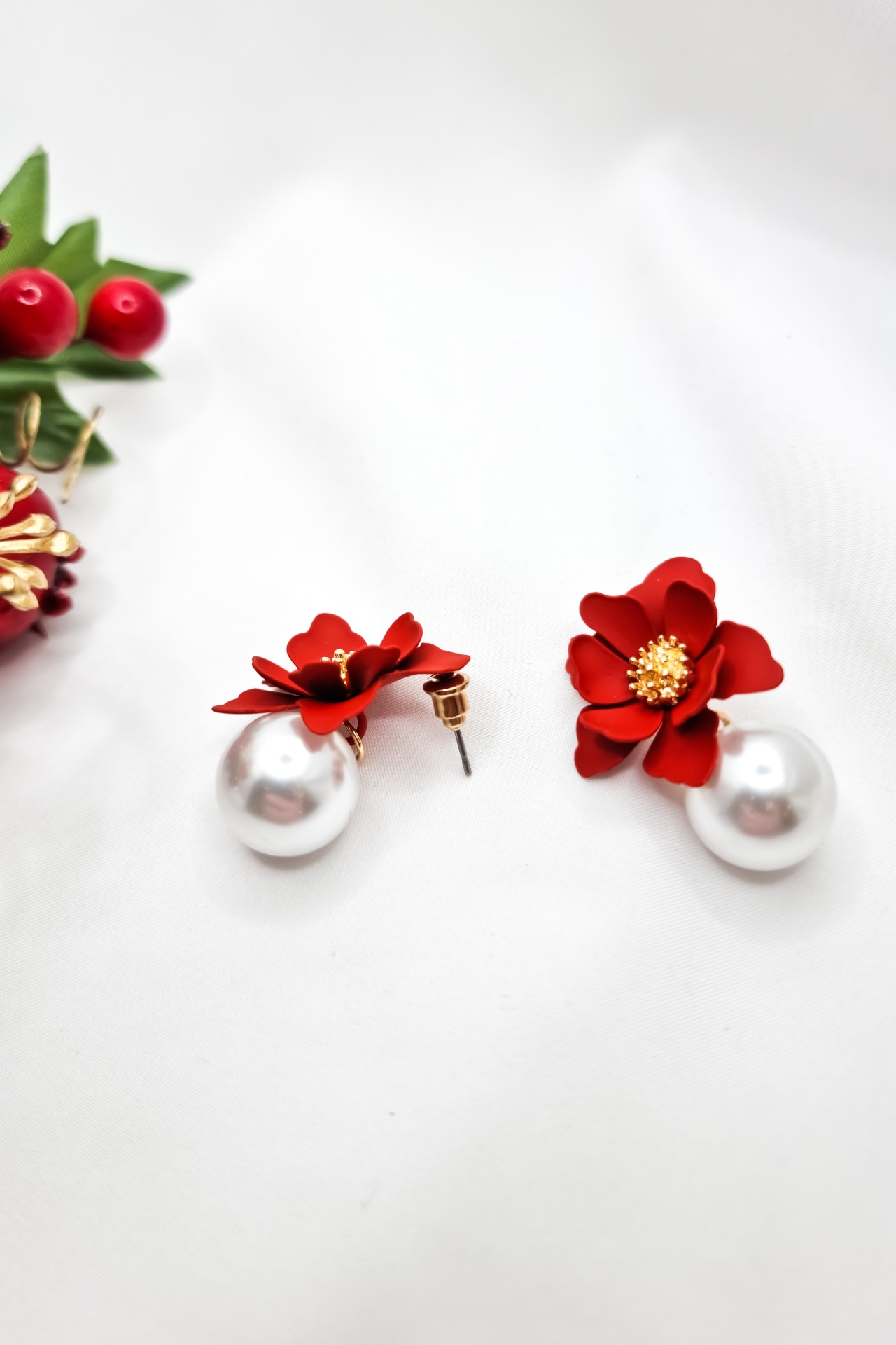 Cercei Drop ”Be divine”, rosii, in forma de floare, decorati cu o ...