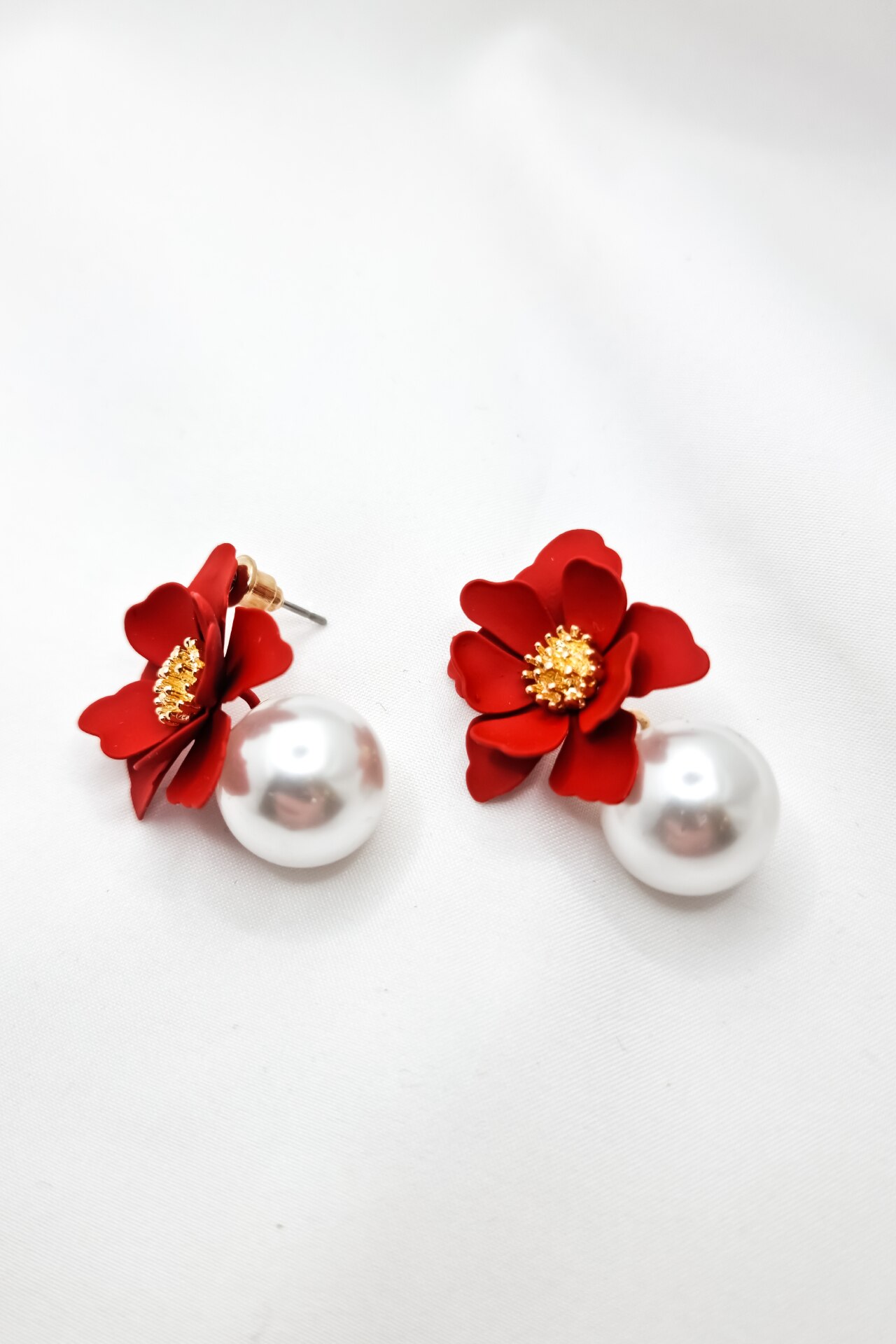 Cercei Drop ”Be divine”, rosii, in forma de floare, decorati cu o ...